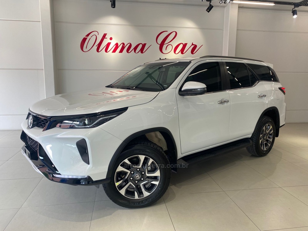TOYOTA - HILUX SW4 - 2024/2025 - Branca - R$ 398.990,00 - Ótima Car