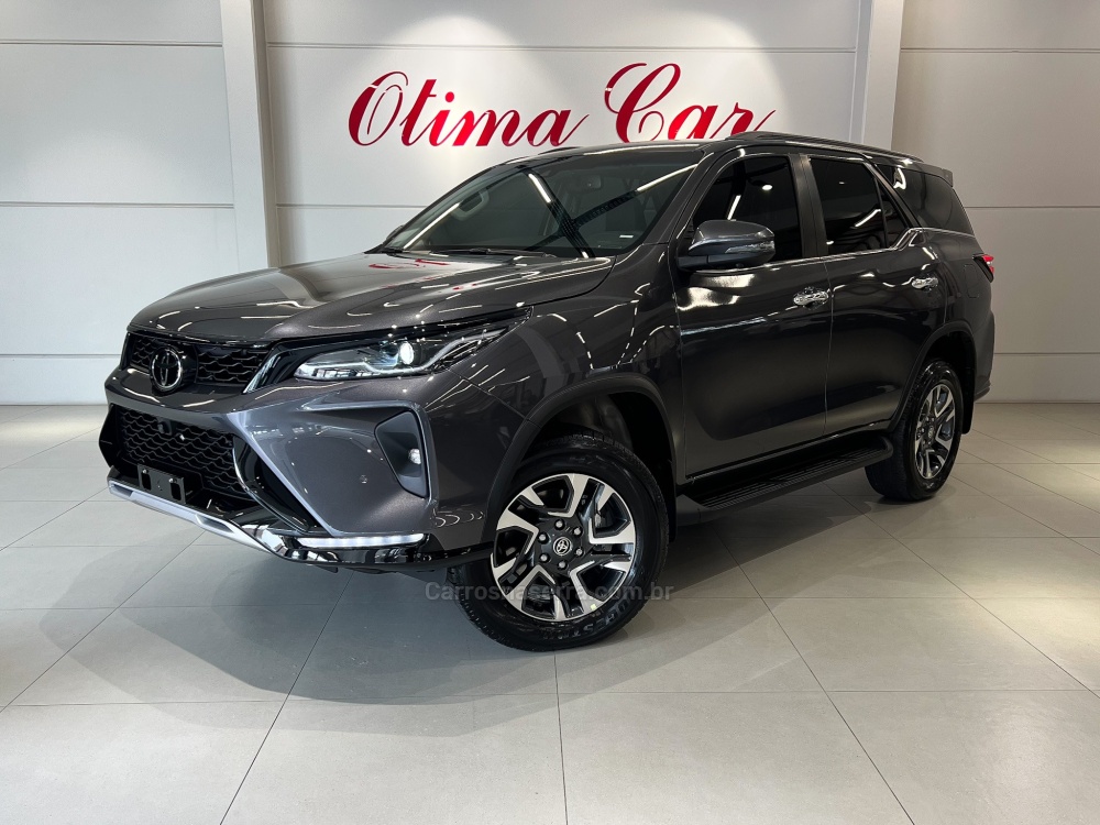 TOYOTA - HILUX SW4 - 2026/2026 - Cinza - R$ 429.990,00 - Ótima Car