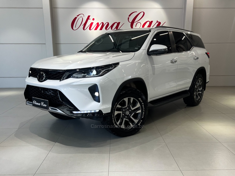 TOYOTA - HILUX SW4 - 2024/2024 - Branca - R$ 365.990,00 - Ótima Car