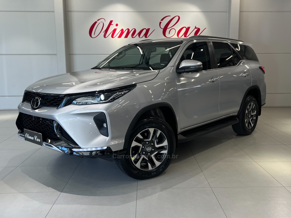 TOYOTA - HILUX SW4 - 2025/2026 - Prata - R$ 429.990,00 - Ótima Car