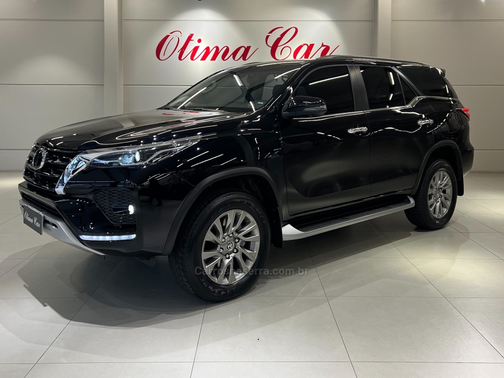 TOYOTA - HILUX SW4 - 2023/2024 - Preta - R$ 349.990,00 - Ótima Car