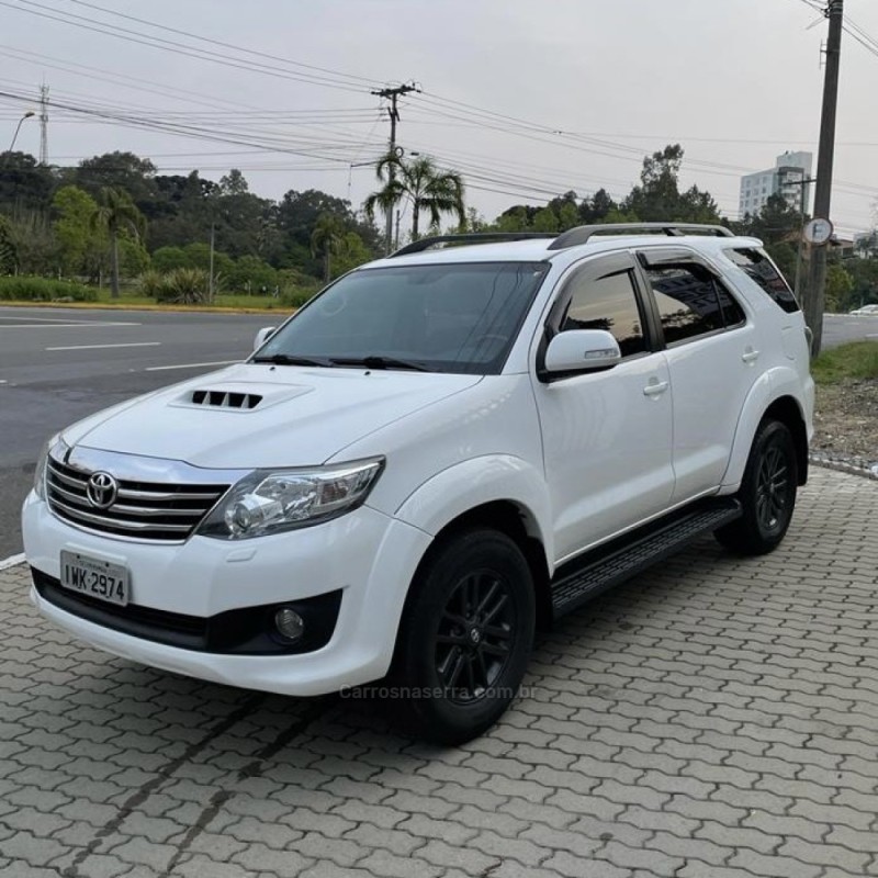 TOYOTA - HILUX SW4 - 2015/2015 - Branca - R$ 175.800,00 - RD - Multimarcas