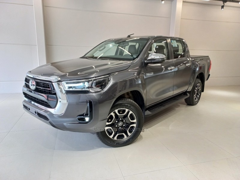 TOYOTA - HILUX - 2022/2023 - Cinza - R$ 319.900,00 - Ótima Car